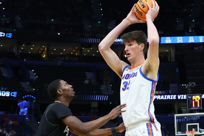 World's tallest college basketball player leaves March Madness opponent ...