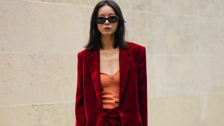 The tips that make mixing red & orange together easy and stylish