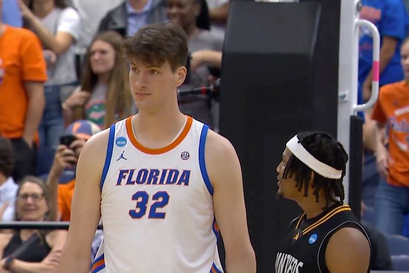World's tallest college basketball player leaves March Madness opponent ...