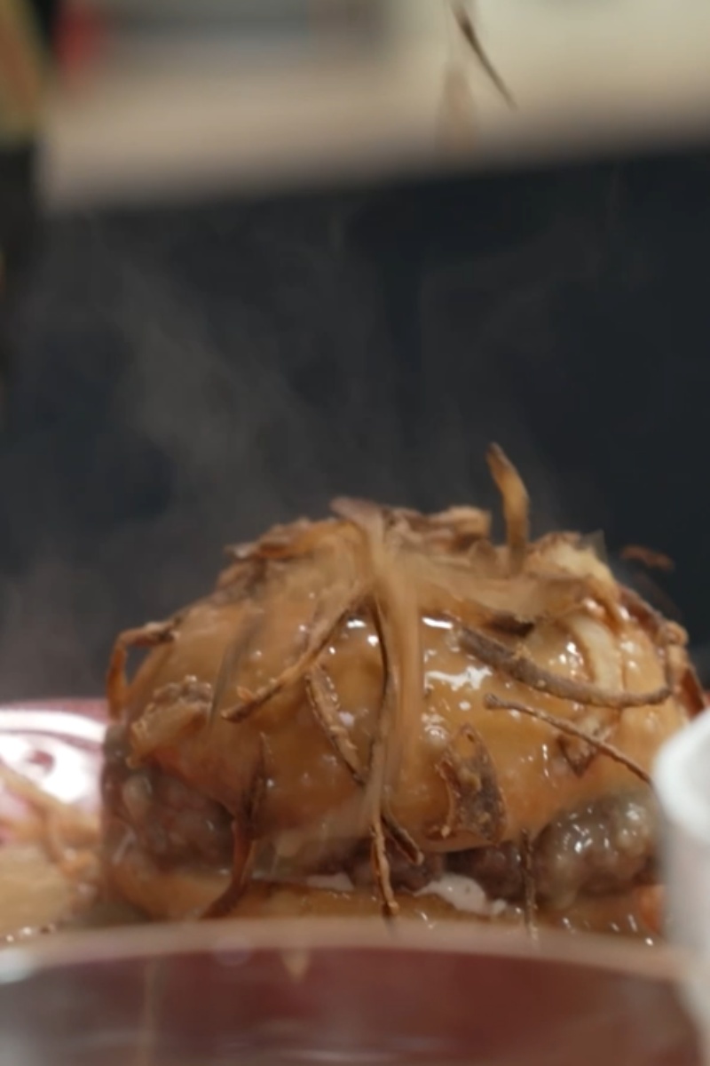 Danish bøfsandwich with beef, gravy, and remoulade