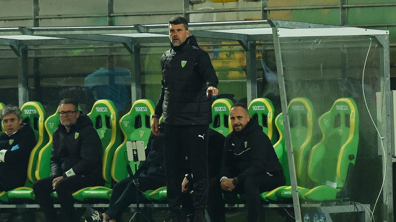 Tondela: Cristiano Bacci de saída após agredir o presidente Gilberto ...