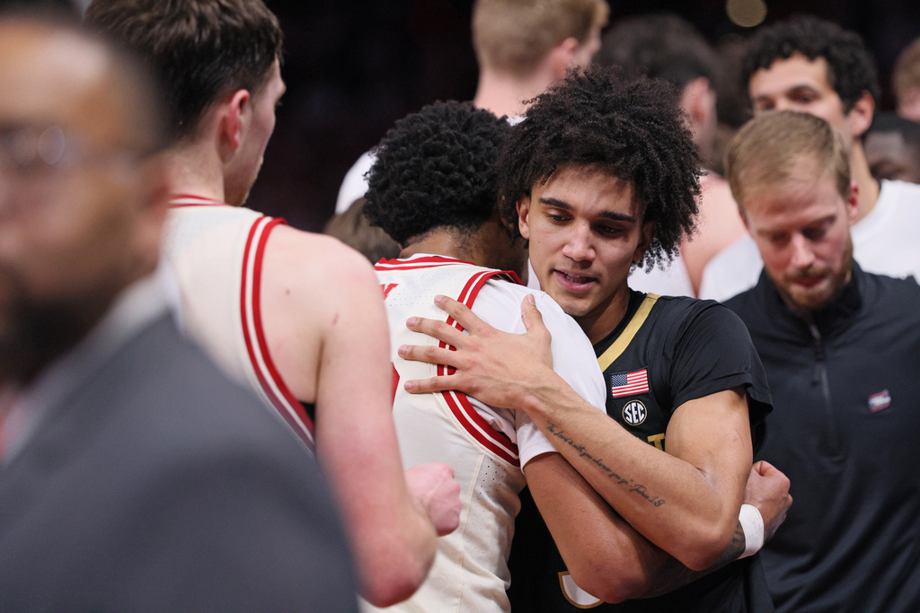 Nearly the greatest buzzer-beater ever? Half-court heave from ...