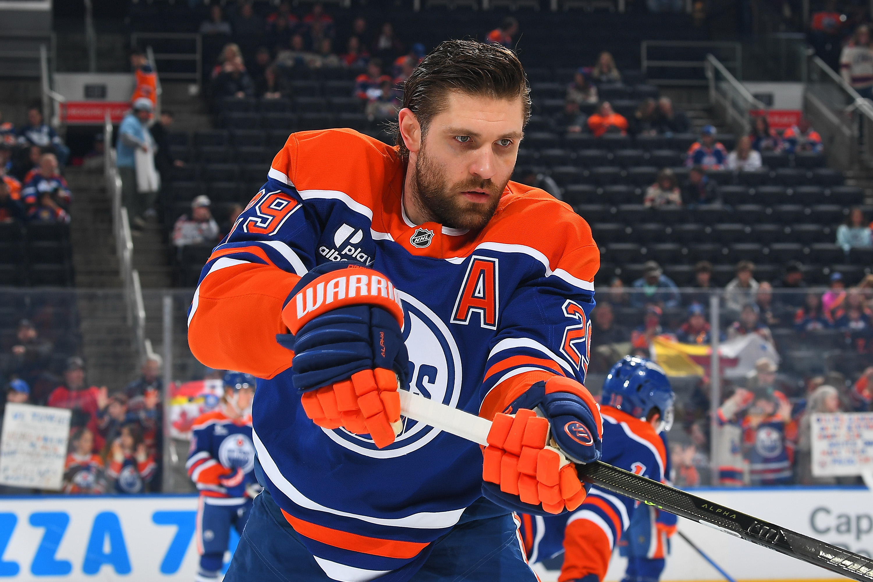 NHL superstar Leon Draisaitl visits Bayern Munich locker room after win ...