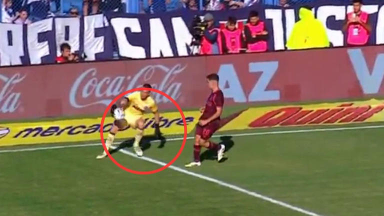 Agarró la pelota con la mano fuera del área estando amonestado, pero no ...
