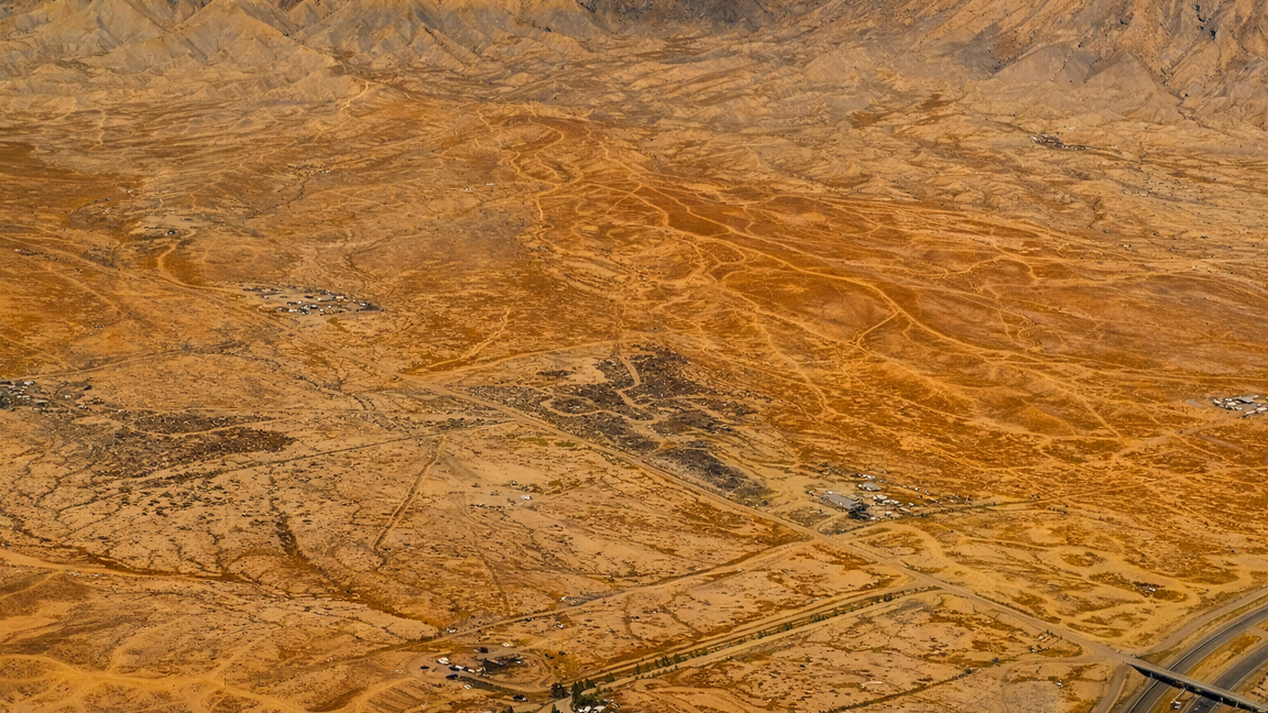 Eindeloze woestijnaders in een ruig bergdal