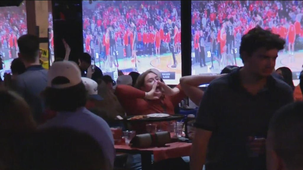 Illini fans celebrate as team punches ticket to Sweet 16 in NCAA tournament