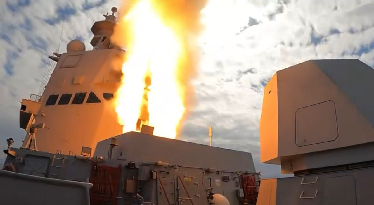 Missile Aster 30, il lancio dalla nave Montecuccoli della Marina ...