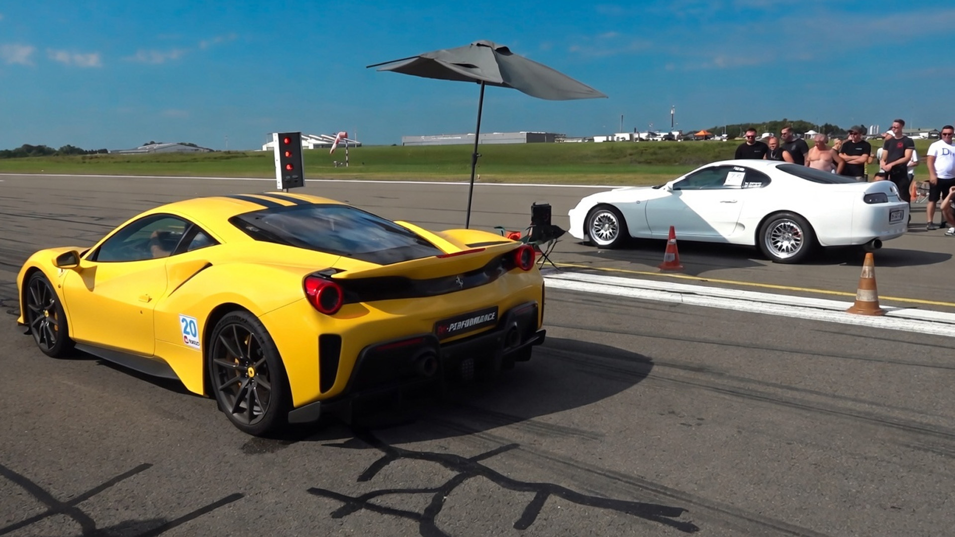 Ferrari 488 encara Toyota Supra em arrancada com resultado inesperado