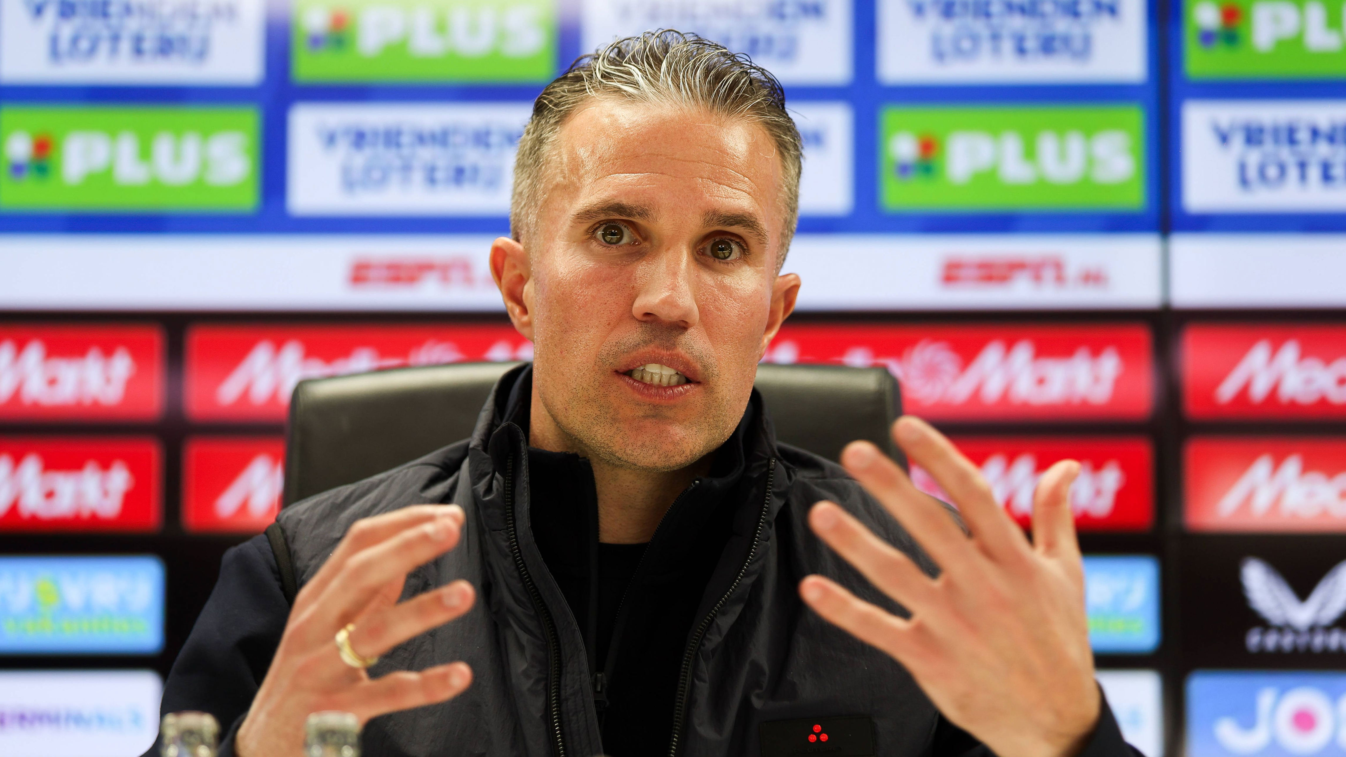 Robin van Persie geeft glashelder statement over Raheem Sterling