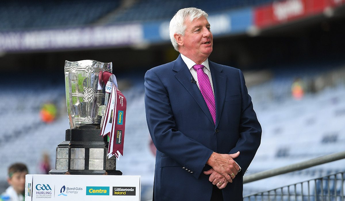 Tributes pour in as iconic The Sunday Game presenter Michael Lyster ...