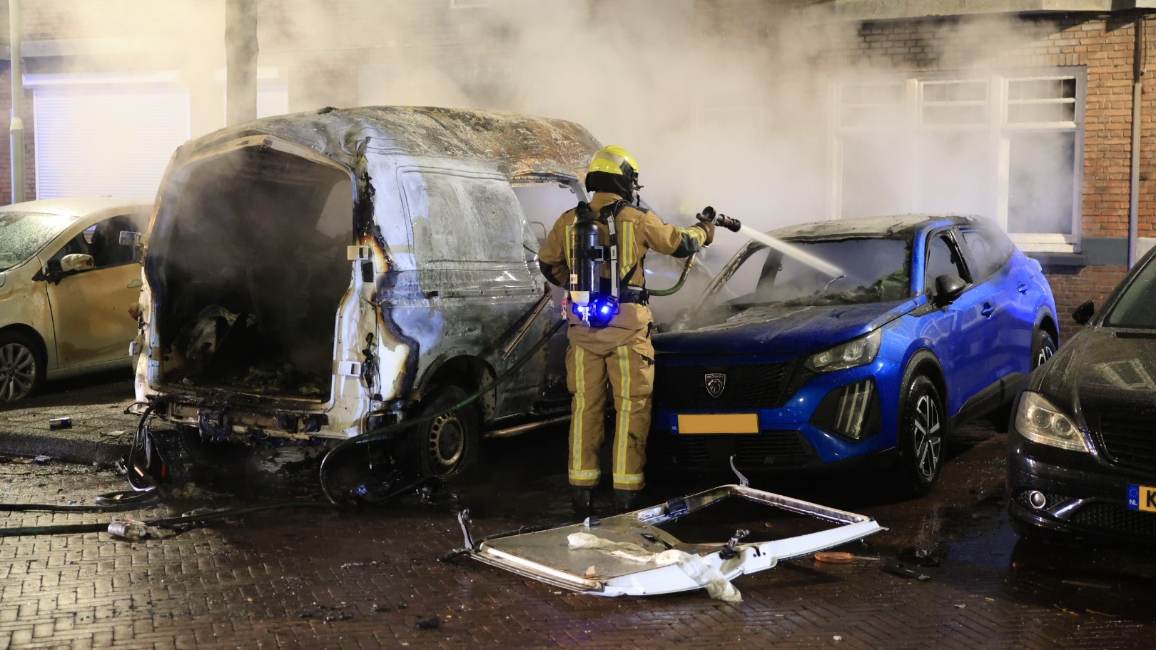 Auto's en huizen beschadigd na explosie in Den Haag