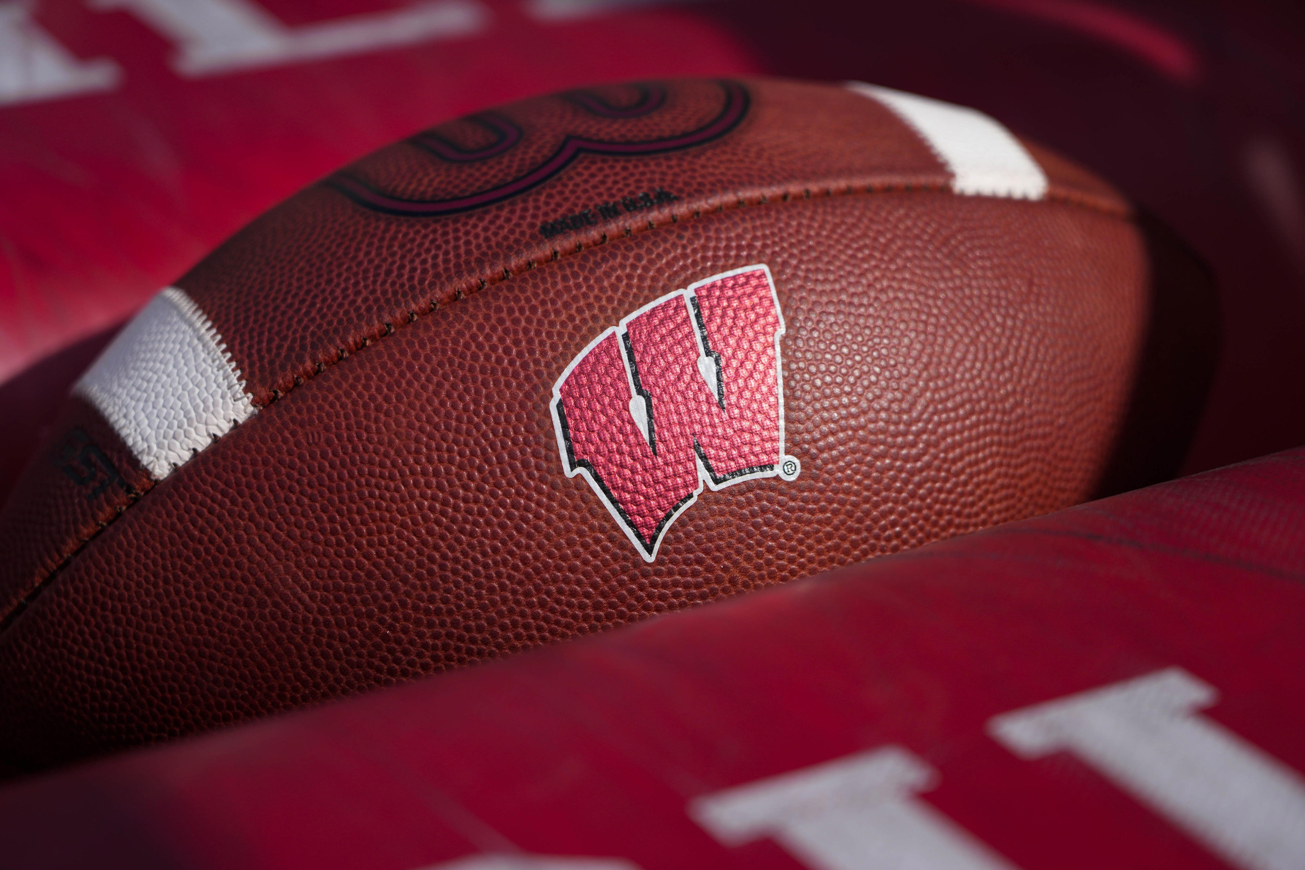 Wisconsin defensive lineman target moves up official visit