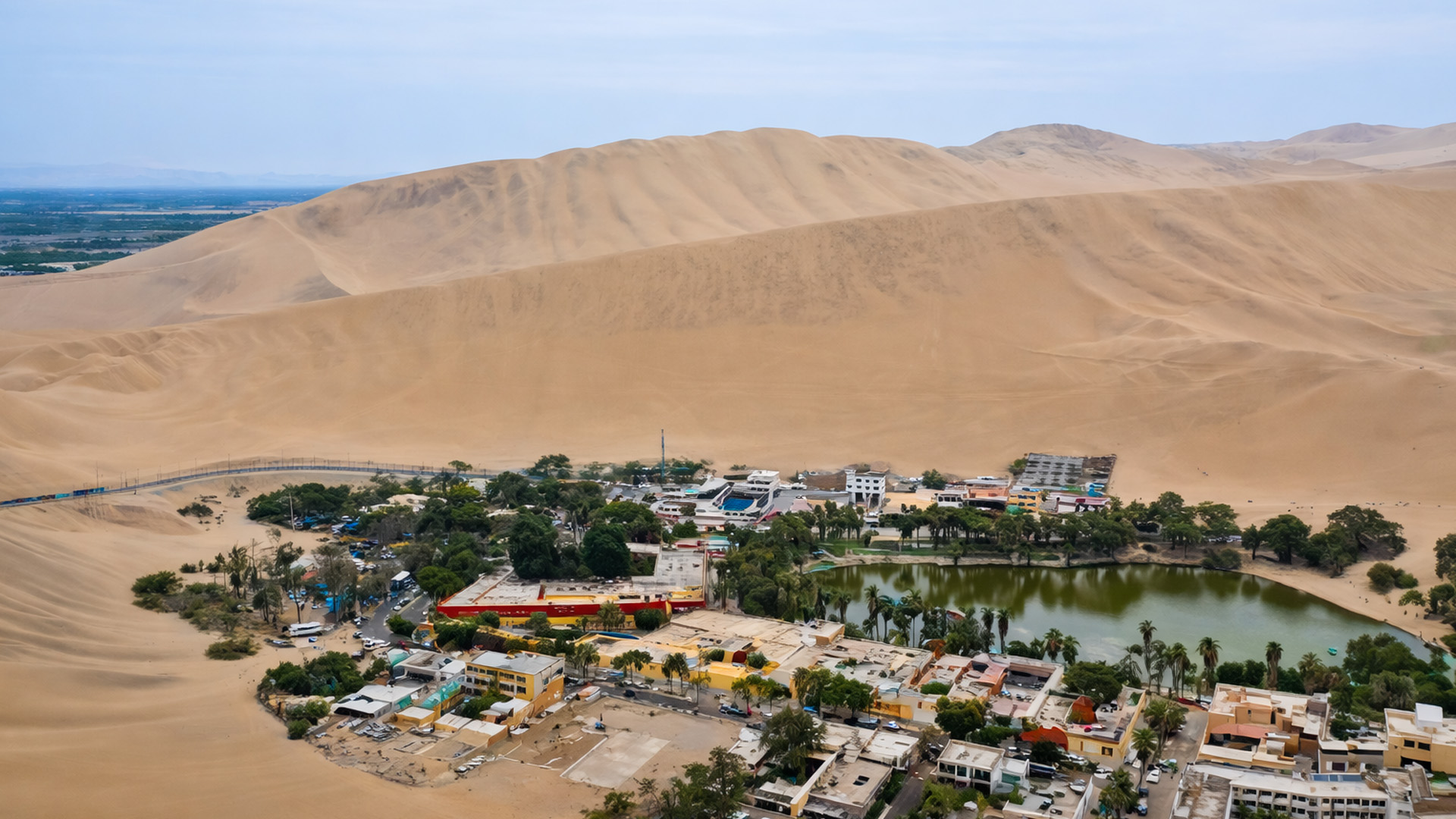 El asentamiento en el desierto rodeado de altas dunas