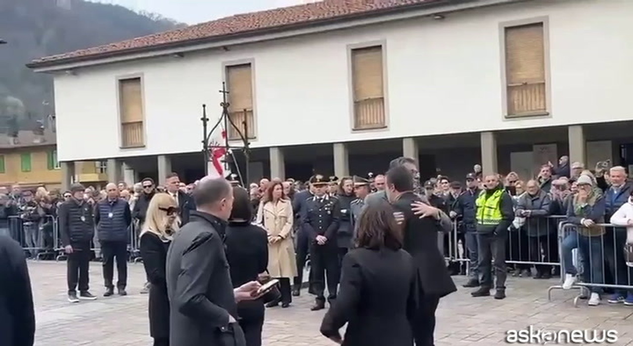 Funerali Bossi, Salvini a Pontida con qualche contestazione: «Molla la ...