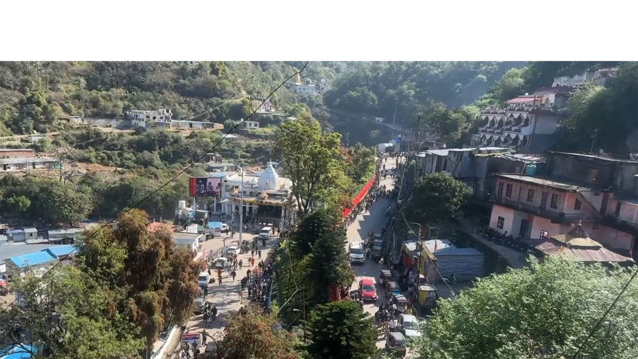 Vaishno Devi: Massive rush in Katra amid Navratri; 30,000 pilgrims