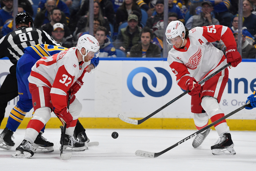 Alex DeBrincat sparks 3-goal 1st-period surge in Red Wings 5-2 win over ...