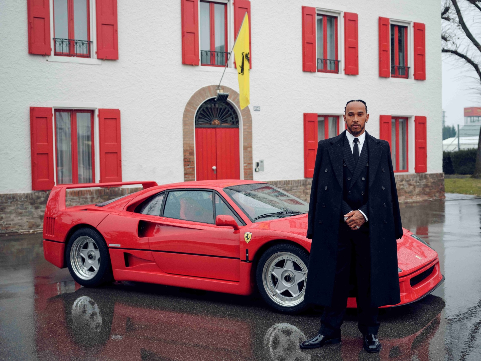Ο Lewis Hamilton πήγε σε συνάντηση αυτοκινήτων στο Τόκιο με μια Ferrari ...