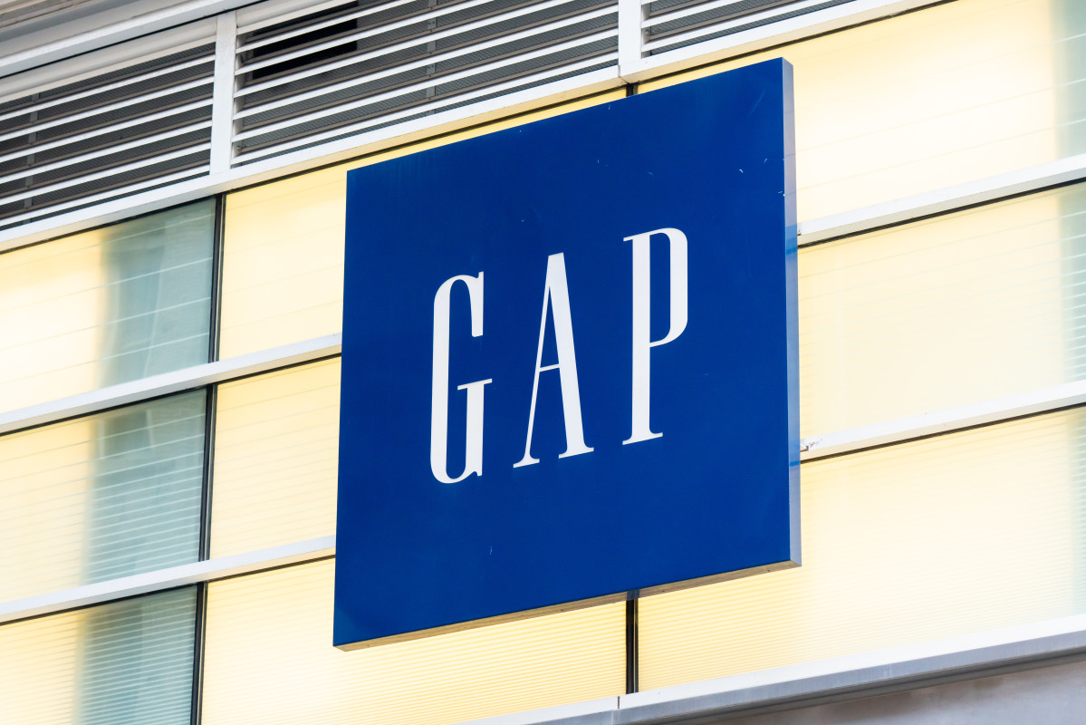 Gap's 'super soft' $8 crewneck T-shirts come in 16 vibrant colors