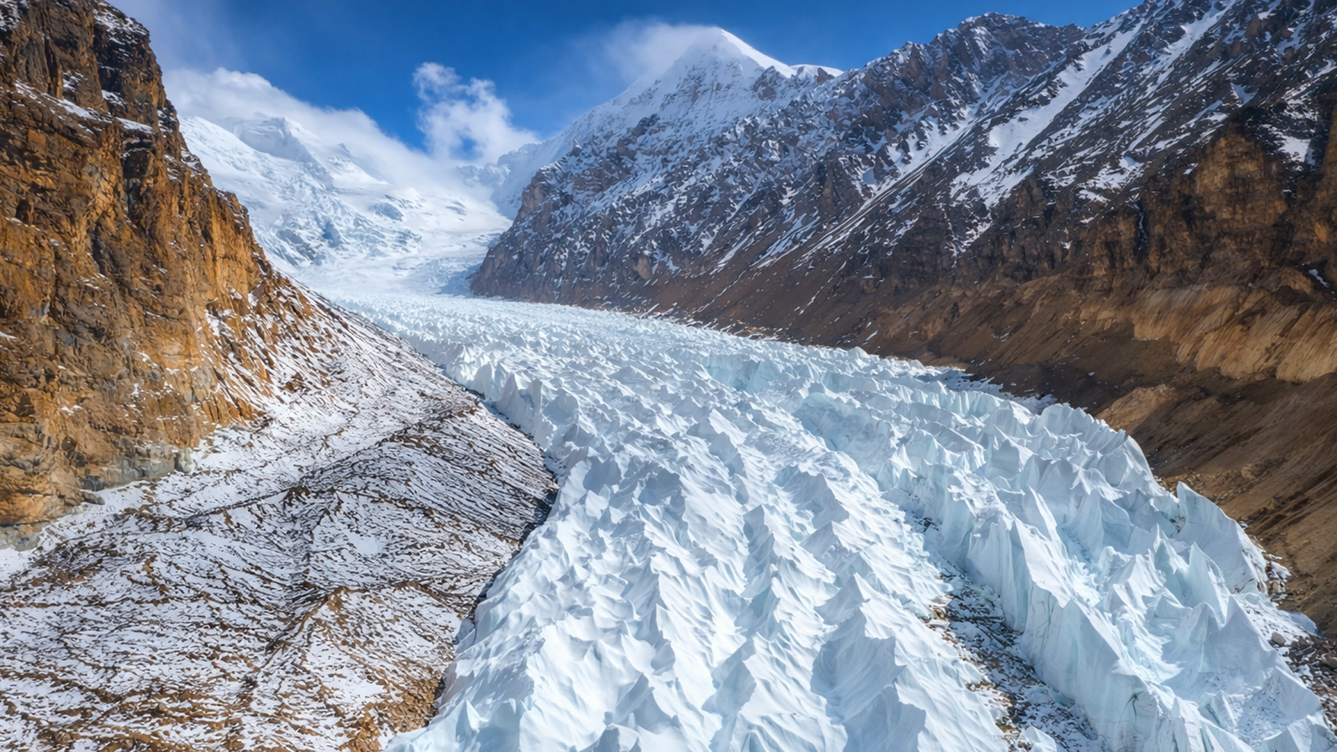 Formations de glace pouvant s'effondrer à tout moment