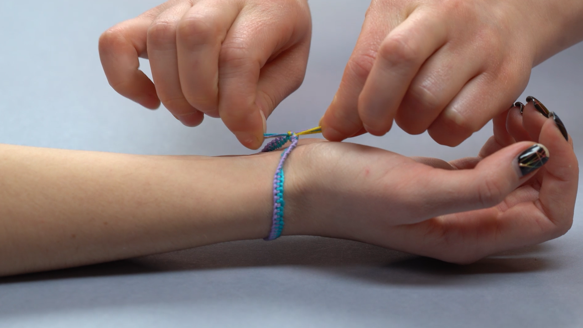 Fun and simple friendship bracelet tutorial