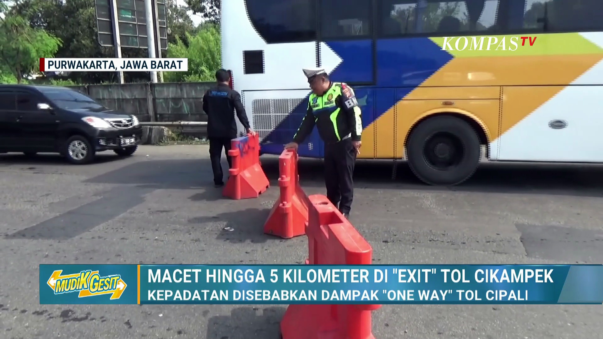 Dampak one way Tol Cipali, exit Tol Cikampek alami macet hingga 5 ...