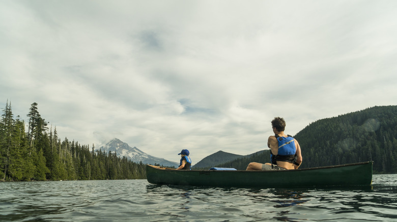 Tucked away in Oregon's mountains is a dazzling lake that's a total ...