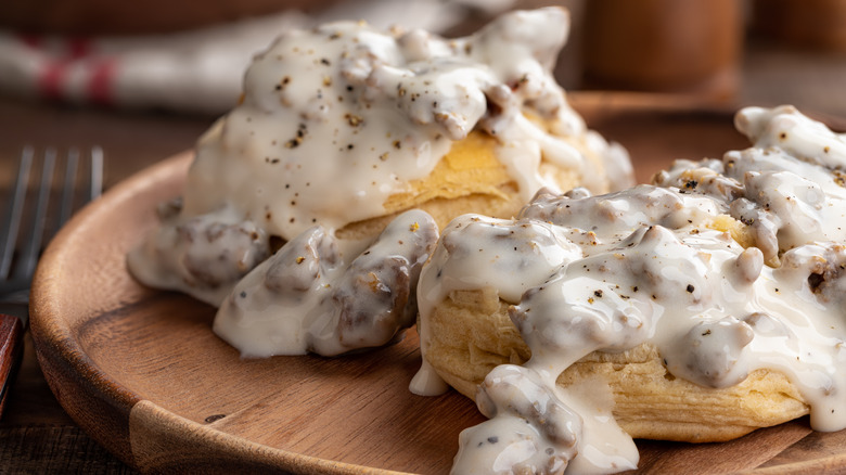 12 tips that will elevate your sausage gravy