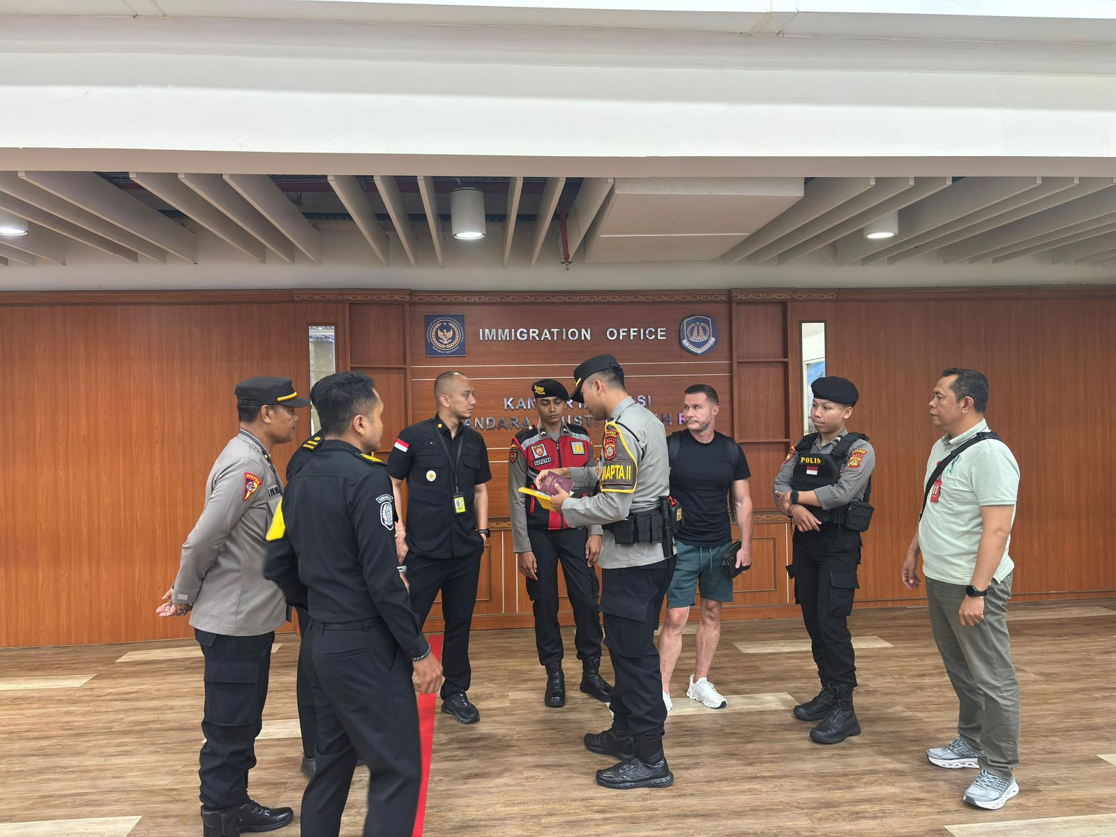 Imigrasi Ngurah Rai ciduk bule Inggris buron Interpol, terungkap fakta ...