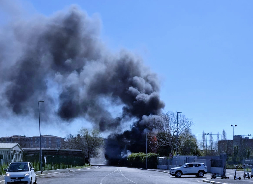 Emergenza incendio a Valco San Paolo: fiamme e fumo nero tossico a ...