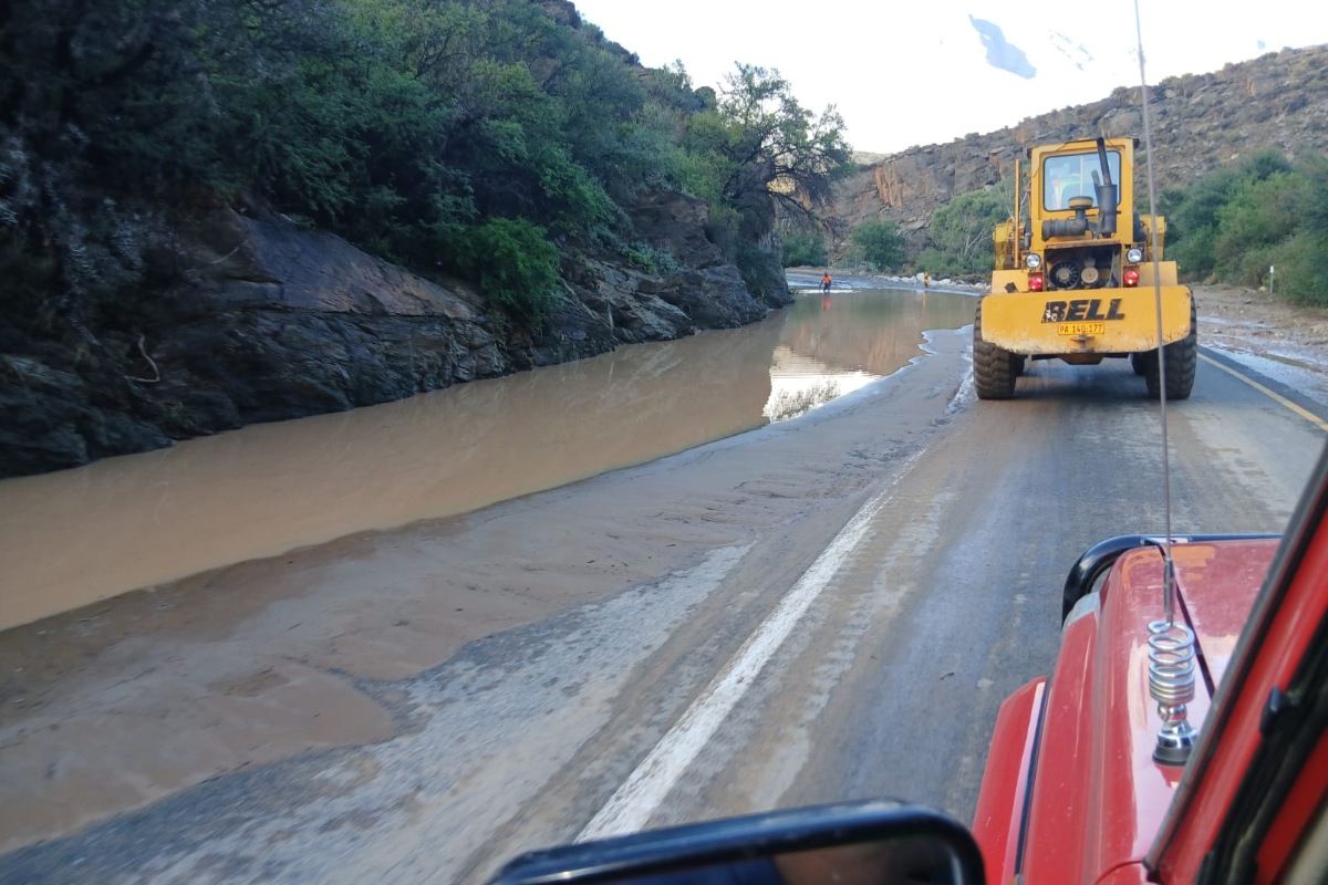 Watch: Mountain pass flooding forces KKNK travellers to use alternate ...