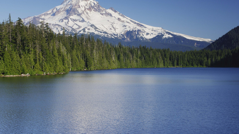 Tucked away in Oregon's mountains is a dazzling lake that's a total ...