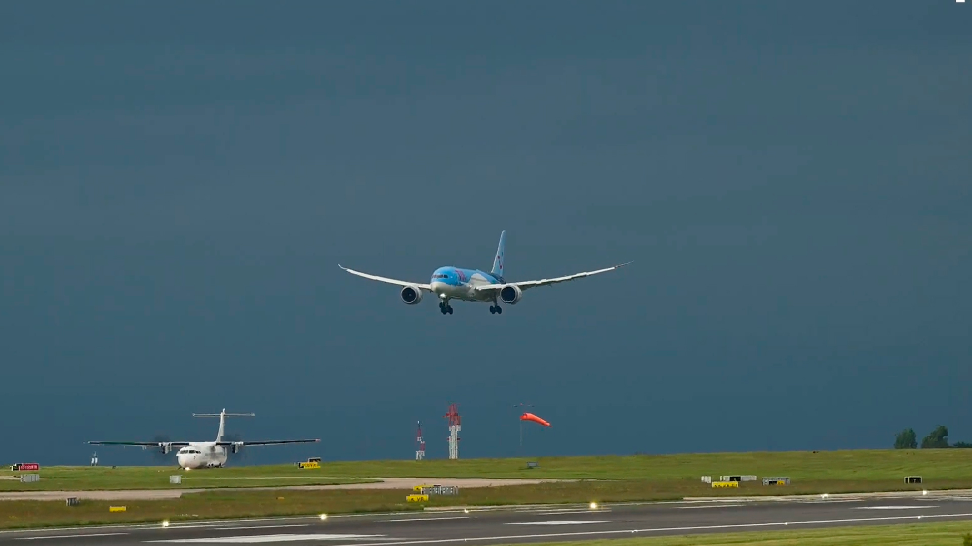 Watch these wings bend during landing