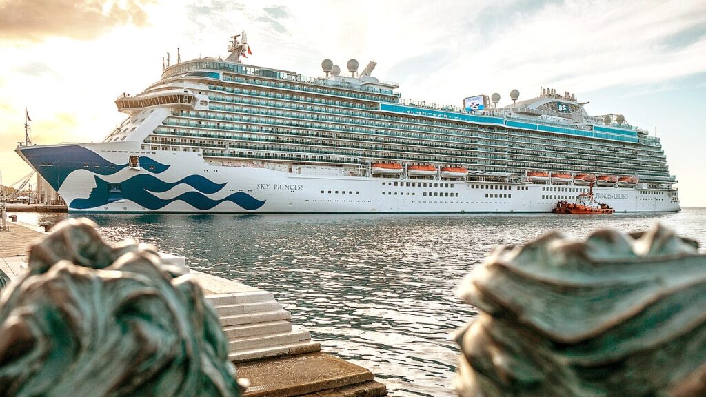 Un gigantesque navire de croisière fait escale à Cherbourg avec près de ...