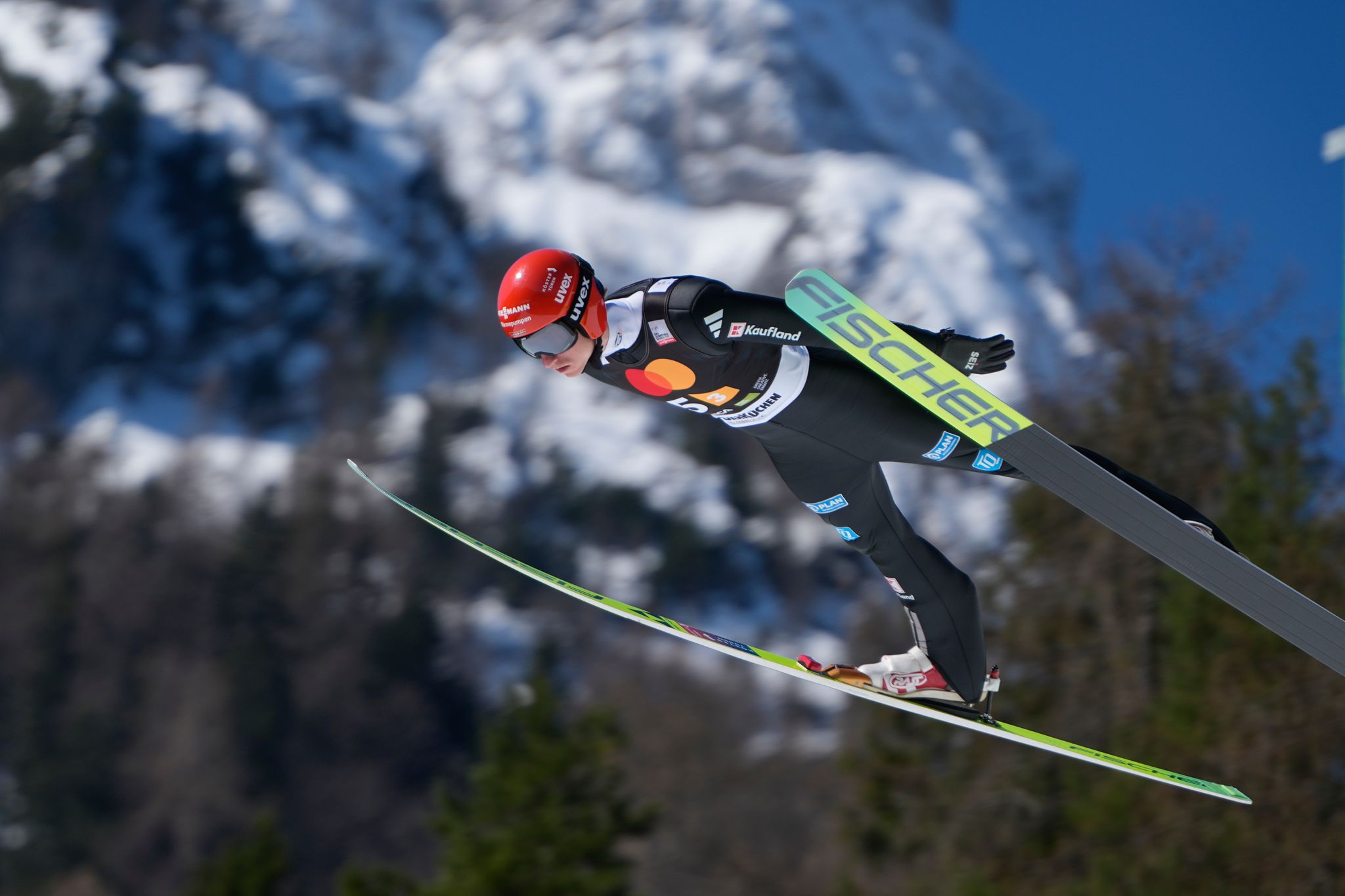 Deutsche Skispringer fliegen am Podest vorbei