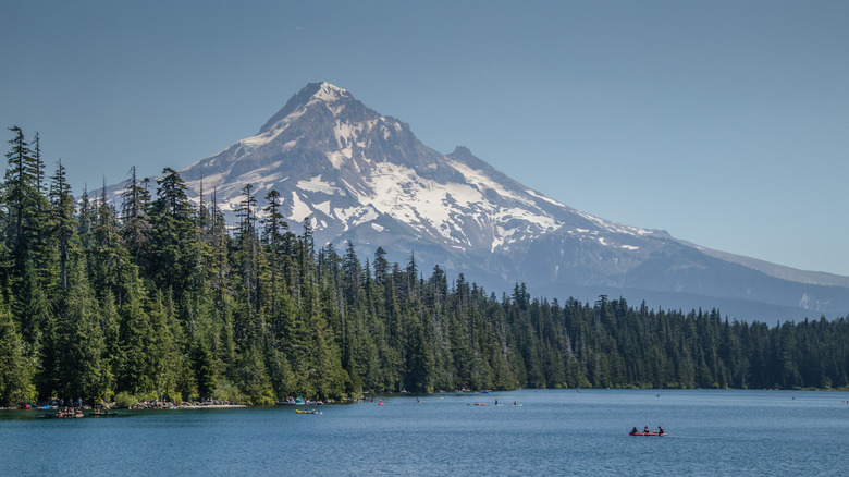 Tucked away in Oregon's mountains is a dazzling lake that's a total ...