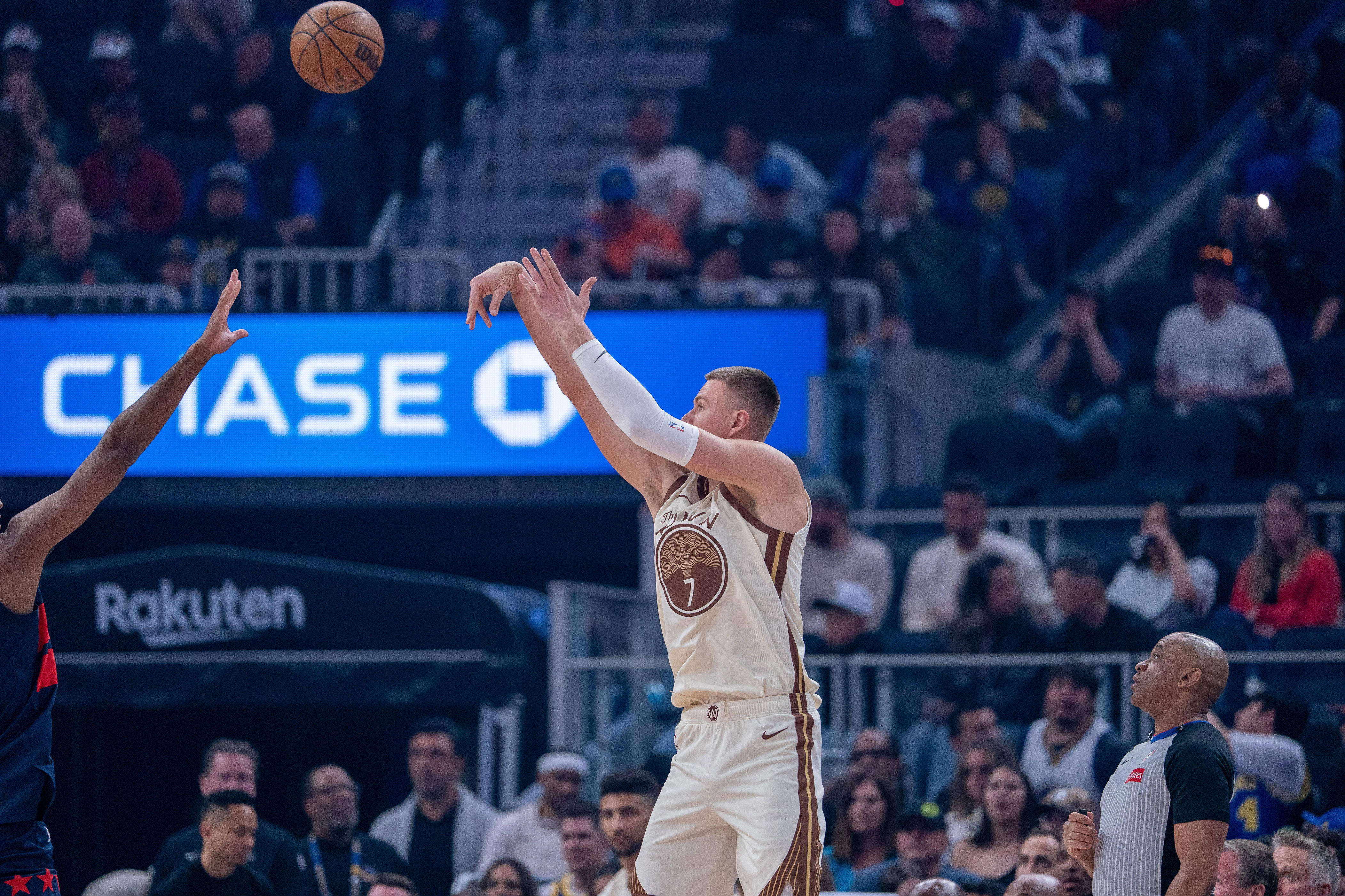 Kristaps Porzingis leads Warriors past Wizards for third straight win