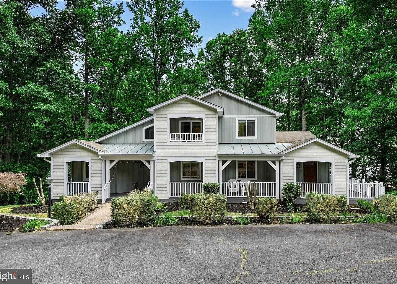 Lake living in a 1993 waterfront retreat in Mineral, Virginia ...