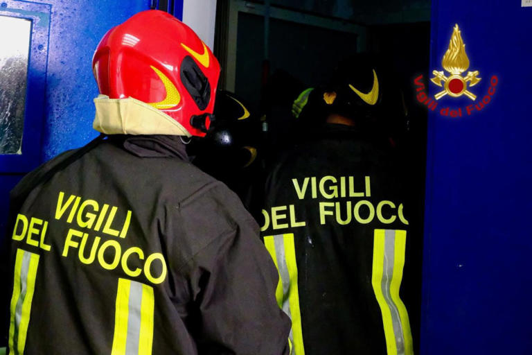 Incendio devasta azienda edile: colonna di fumo nero invade Favara
