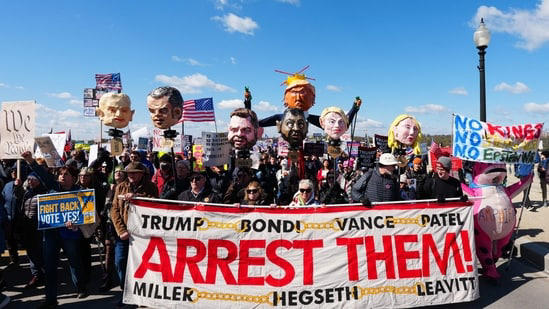 'No kings' protests top photos: Demonstrators carry effigies and ...