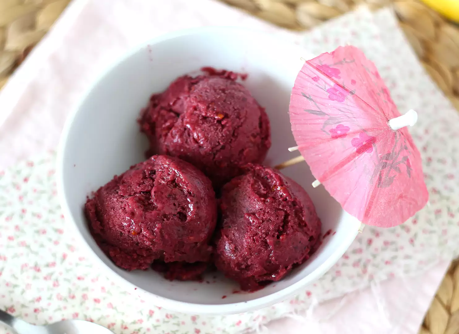 Vegansk röd fruktglass: superlätt bananglass att göra!