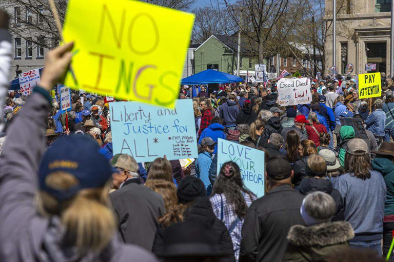 No Kings protest in Lexington 'gets bigger every single time'