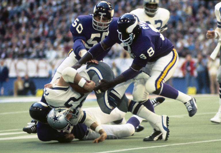 Tributes pour in after Vikings legend Jeff Siemon dies Saturday