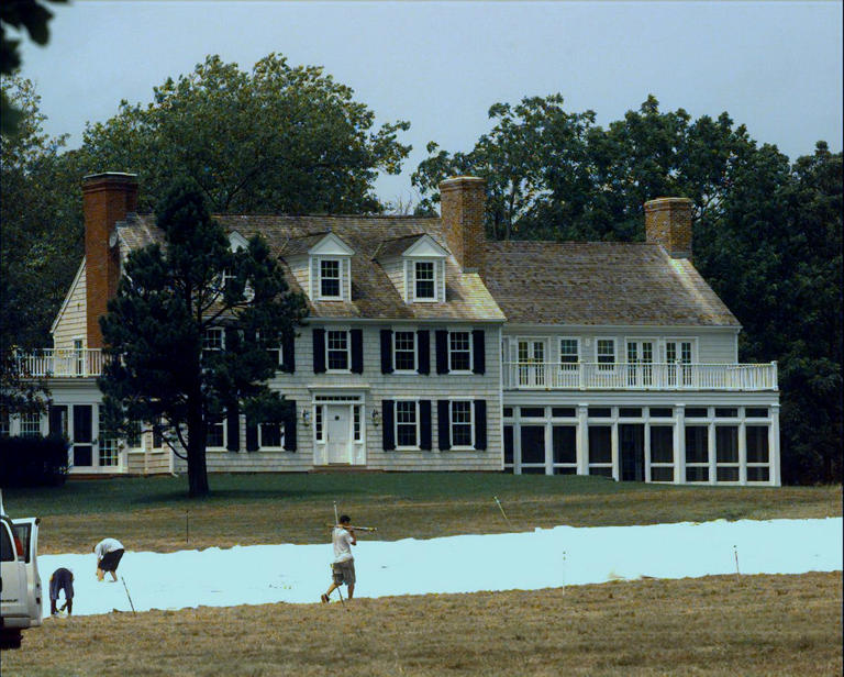 Alec and Hilaria Baldwin’s $19 million Hamptons house returns to the ...