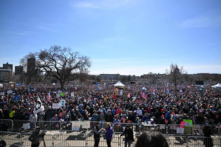 ‘No Kings’ protester shakes MAGA supporter’s hand in ‘cool moment,’ MS ...