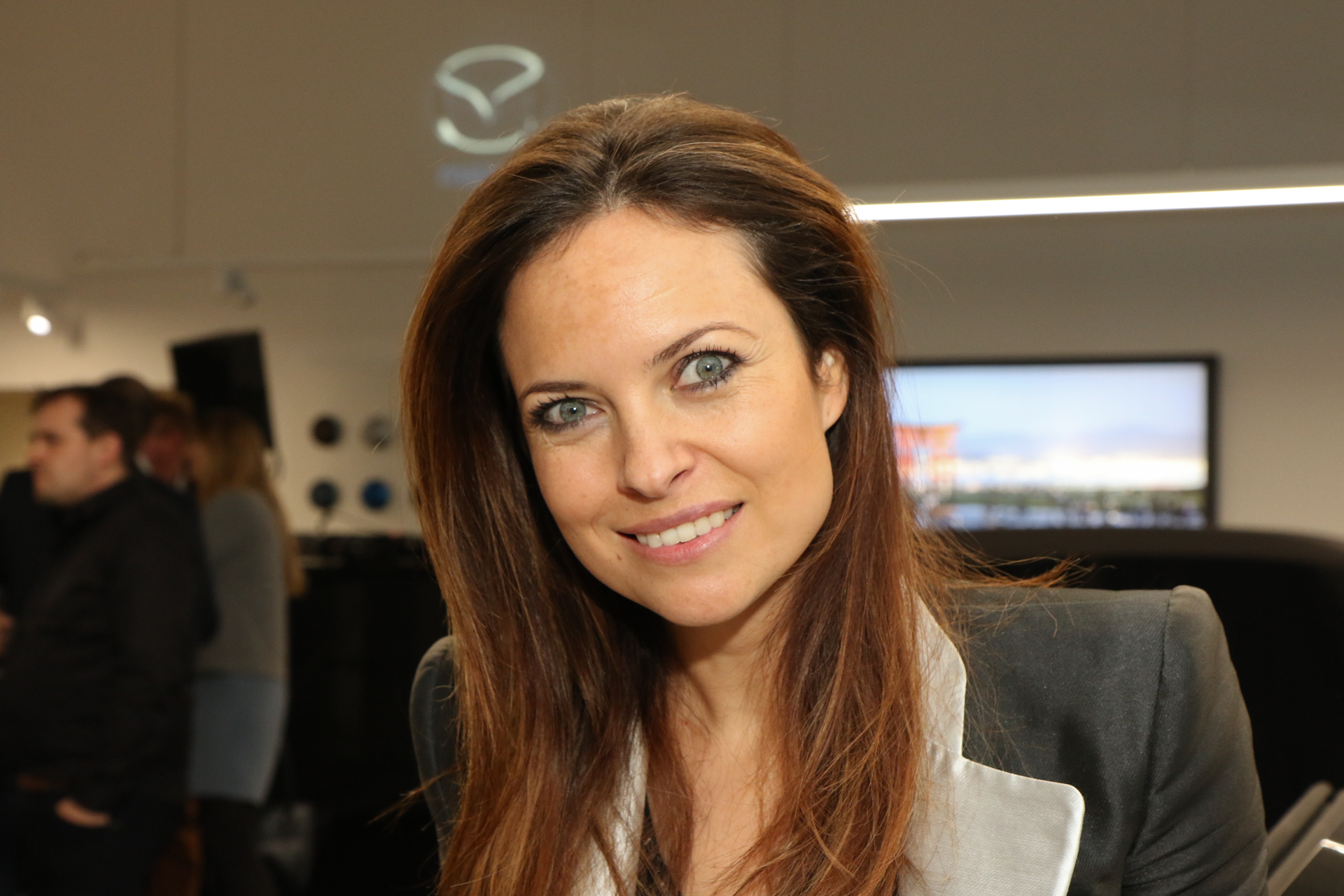 Deze knappe dame verdient drie verjaardagskussen