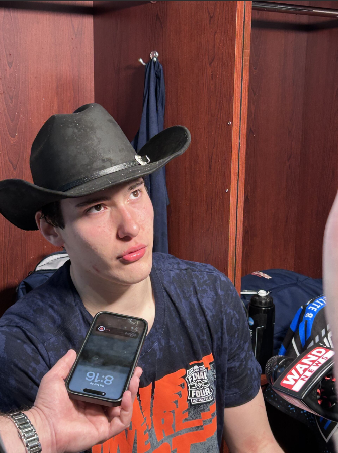 David Mirkovic celebrates Illinois' Final Four berth with Texas accessory