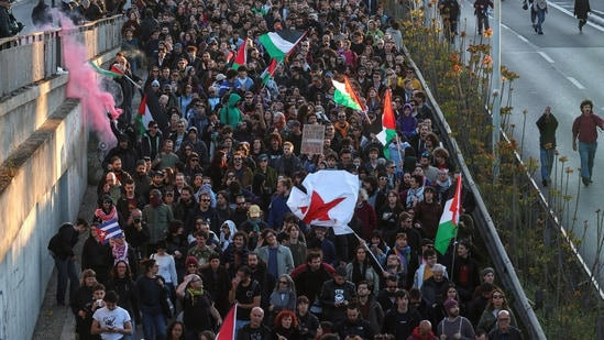 Thousands turn up for 'No Kings' uprising across US and abroad: Inside ...