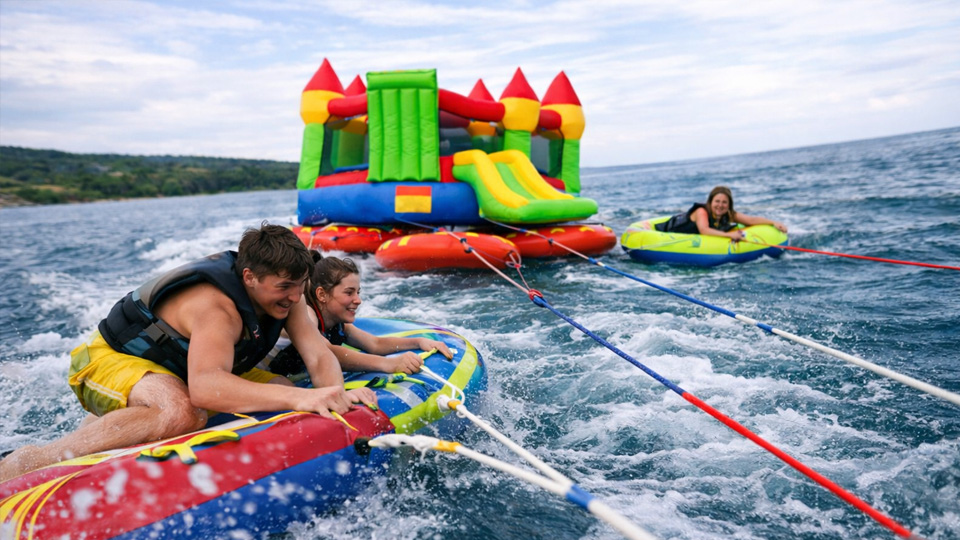 Bouncy house battle shows balance and collisions