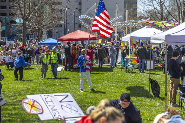 No Kings protest in Lexington 'gets bigger every single time'