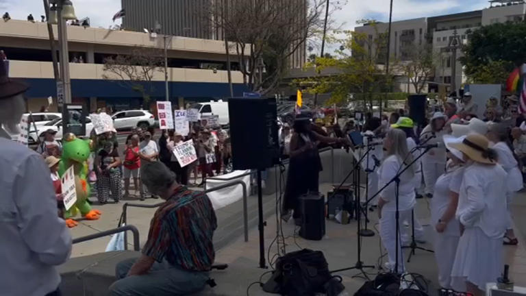 Chaotic scene unfolds after thousands gathered for 'No Kings' rally in ...